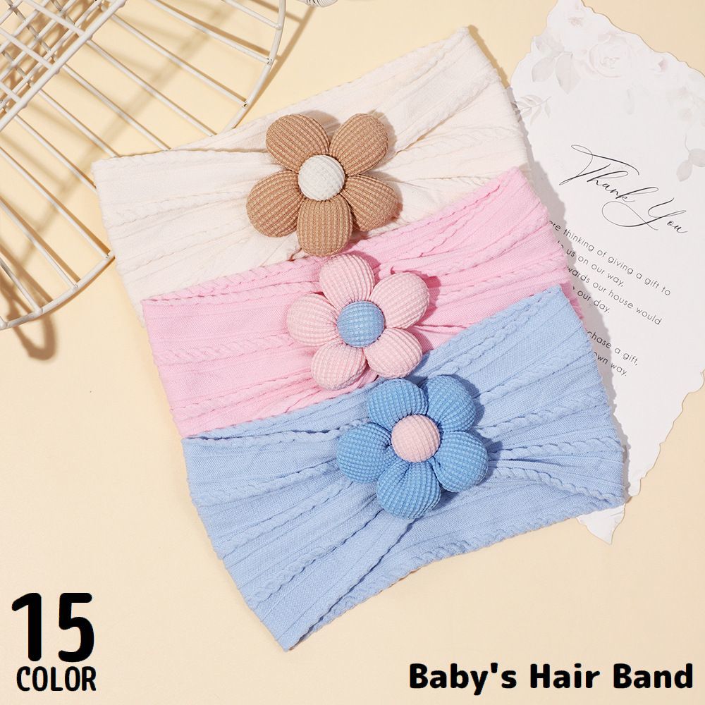 ヘアアレンジはもちろん、洗顔や汗止めにも♪可愛いフラワーチャーム付きの子ども用幅広ヘアバンドです。 【サイズについて】画像をご参照ください。 【カラーについて】生産ロットにより柄の出方や色の濃淡が異なる場合がございます。お使いのモニターや撮...