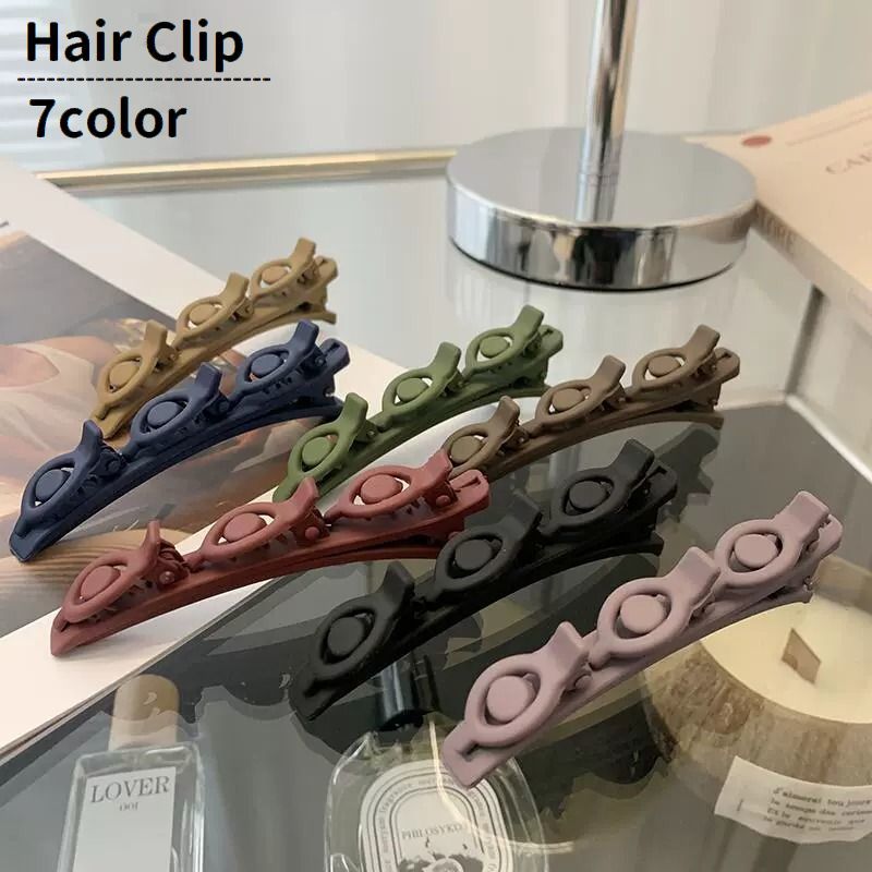 編み込み風アレンジが楽しめる、レディース用くちばしクリップです。1本のヘアクリップに3つのミニクリップが付いてるおもしろデザイン♪ゴムのように結ぶ手間もなく手軽にヘアアレンジできちゃいます◎ 【カラーについて】生産ロットにより柄の出方や色の...