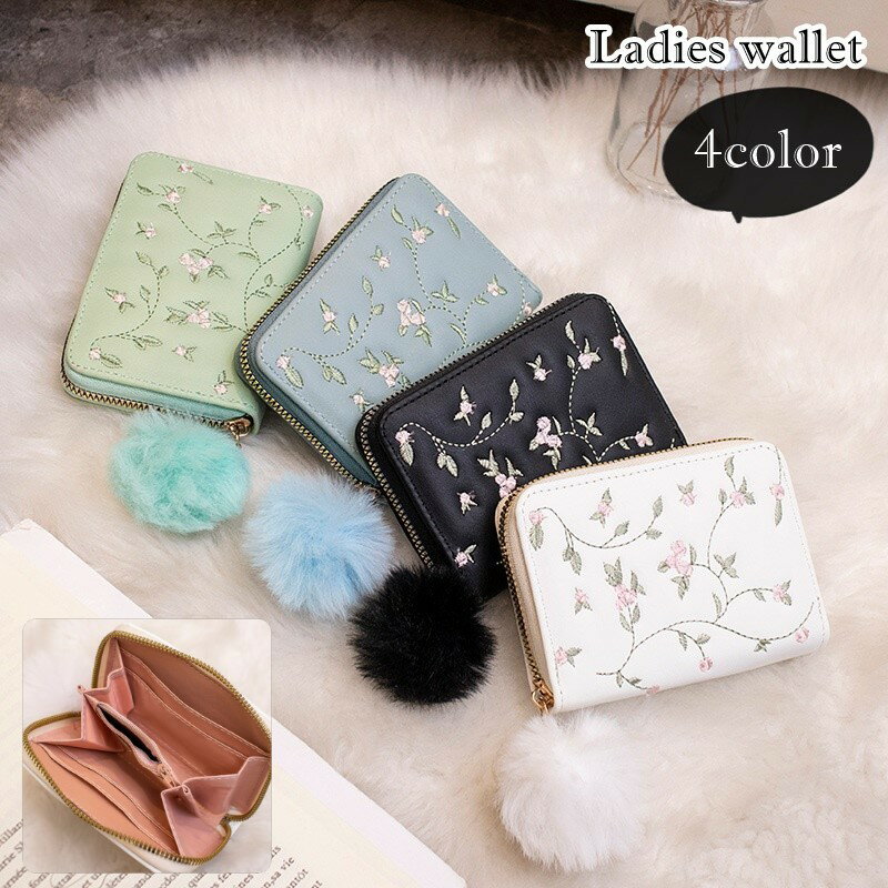 花柄の刺繍が可愛いお財布。コンパクトなサイズで、小さめのバッグでの持ち歩きにも◎ポンポンの飾りがワンポイントでキュートなデザインです♪ 【サイズについて】画像をご参照ください。 【カラーについて】生産ロットにより柄の出方や色の濃淡が異なる場...