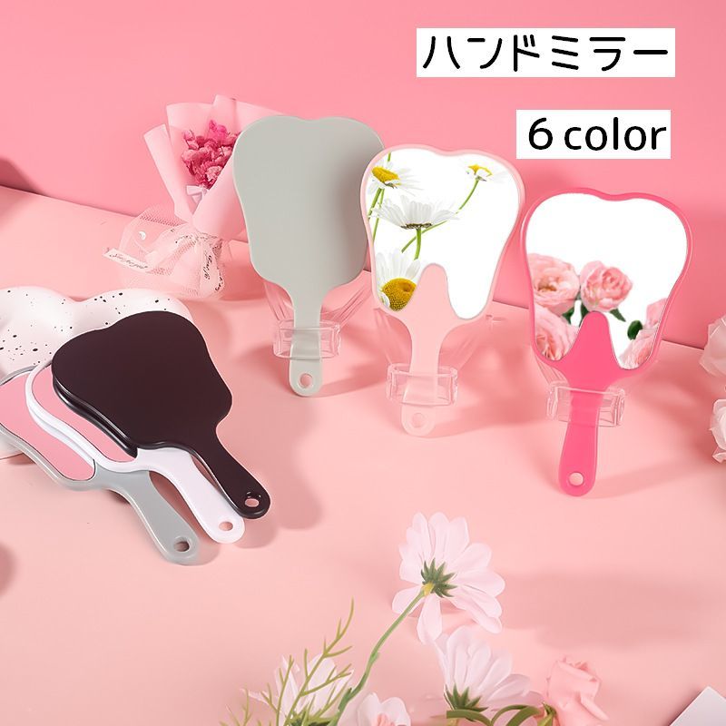 持ち手付きの歯形のかわいい手鏡です♪ 【サイズについて】画像をご参照ください。 【カラーについて】生産ロットにより柄の出方や色の濃淡が異なる場合がございます。お使いのモニターや撮影時の光の加減などにより画像と実際の商品のカラーが異なる場合も...