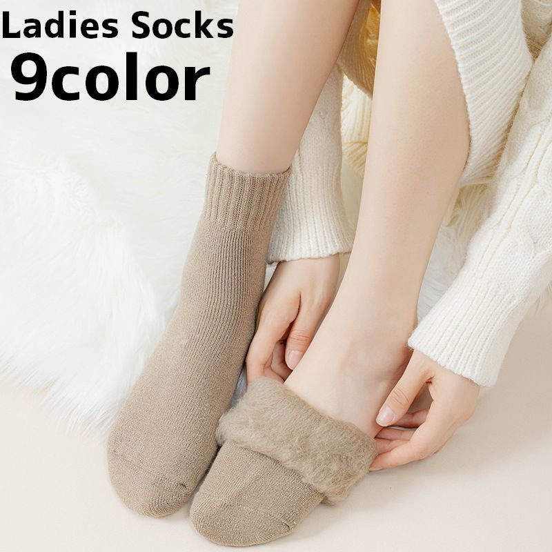 厚手であたたかいレディース用クルーソックスです。 【サイズについて】画像をご参照ください。 【カラーについて】生産ロットにより柄の出方や色の濃淡が異なる場合がございます。お使いのモニターや撮影時の光の加減などにより画像と実際の商品のカラーが...