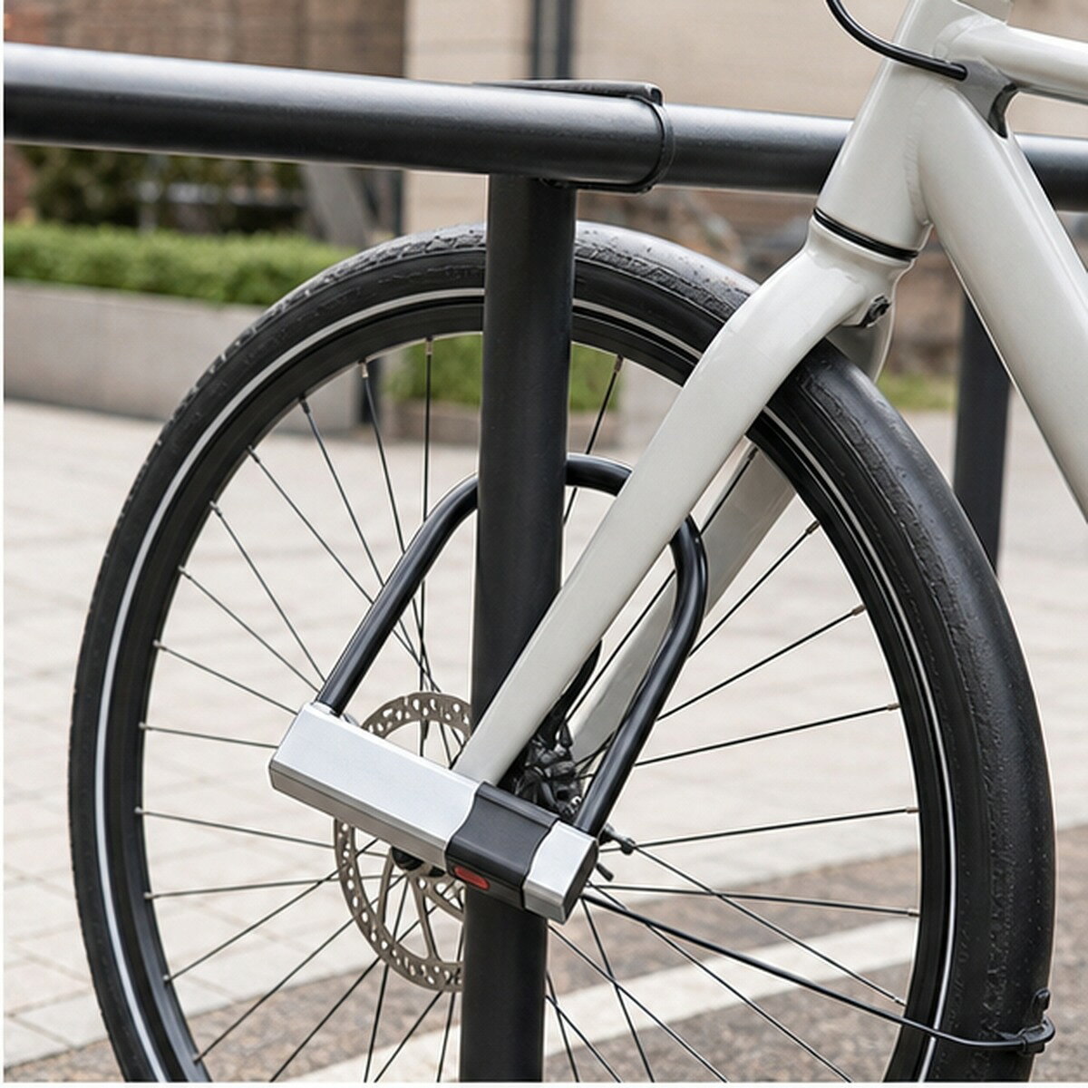 BADUSのU字ロックは、自転車、電動自転車、オートバイなどの一時駐輪や保管時に使いやすい鍵付きロックです。U字型のシャックルと直線的なロックボディで、車輪やフレーム、固定物の位置に合わせて装着しやすい形状です。鍵で開閉するタイプのため、番...