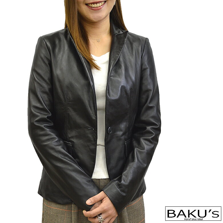 シンプルなデザインのピークドラペルレザージャケット 軽くて柔らかいラムレザーはカジュアルにもフォーマルにも着こなせる一枚です。 一つボタンがおしゃれで都会的な印象のテーラードジャケットです。 すっきりとしたきれいなシルエットになるようサイズ...