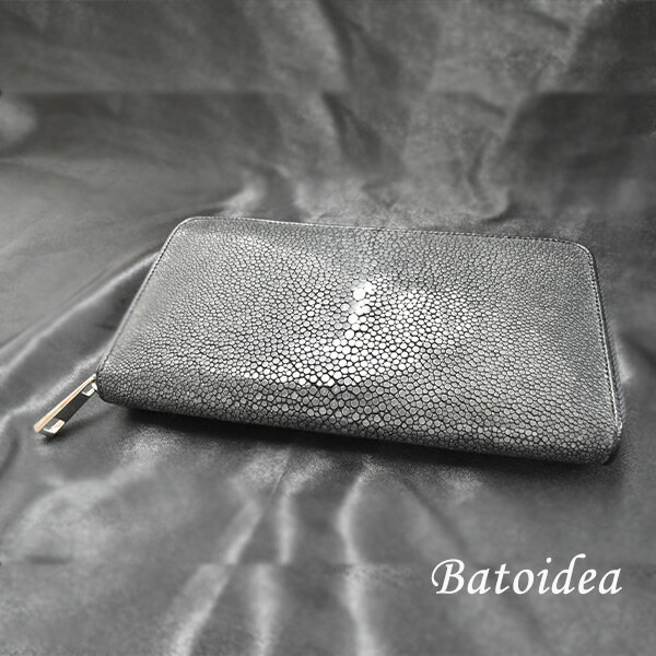 商品説明 普通の革の上に硬いツブツブを載せたような構造で、このツブツブが唯一無二の表情を見せてくれる魅力的な素材となっています。 濡れやキズに強く、耐久性が高い為、古来から使われてきた伝統的な素材です。 大きく開き、ポケット類も多く使いやす...