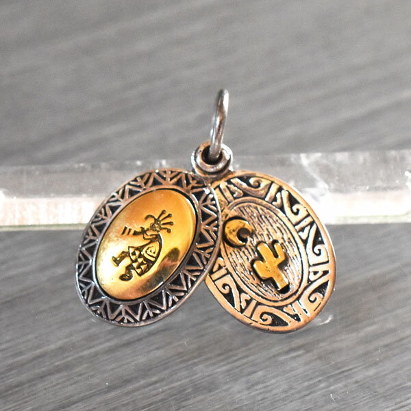 商品説明 ココペリとは、ネイティブ・アメリカンの民族のひとつである「ホピ族」のカチナ（神・精霊）の1柱です。 ココペリは「ココピラウ」と表記されることもあります。 また、カチナはカチーナと発音されることもあります。 たくさんのカチナがいるの...