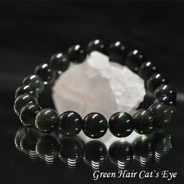 商品説明 グリーンヘアキャッツアイとは、緑色の髪の毛のような細さの針状のインクルージョンが入ったクォーツで、 グリーンルチルクォーツとも呼ばれています。 これにルチルに猫の目のような線が入ることによってグリーンヘアキャッツアイルチルと呼び名...