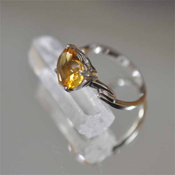 商品説明意味 太陽の光のような暖かい色をしたシトリンは、持ち主に希望と自信を運んでくれる。 豊穣の象徴とされてきたパワーストーンで、お金の循環を良くし、仕事の成功へ導いてくれる効果がある。商売繁盛、豊かな富をもたらす。人生における満足感を与...