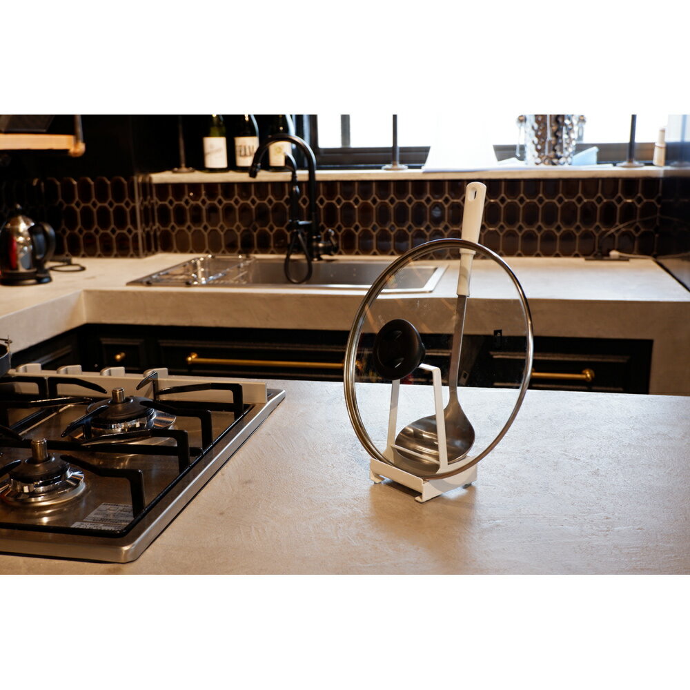 商品詳細 なべ蓋やお玉など調理中のキッチンツールがすっきり置けるスタンド。菜箸やスパチュラ、まな板も置けてマルチに活躍。底がV字型になっており水滴が一か所に溜まるのでお手入れも簡単。 メーカー 日東 COLLEND 商品名 なべ蓋＆お玉スタ...