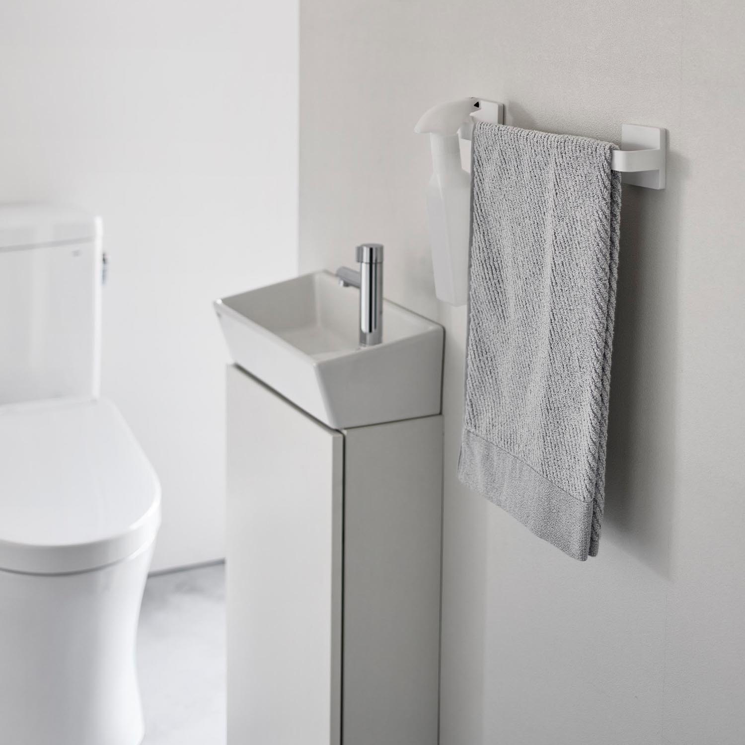 商品詳細 石こうボードピンで壁面に簡単取り付けできる幅36cmのタオルハンガー。フェイスタオル2枚を並べて掛けられます。家族間でのタオルの使い分けにも。バスマットも掛けて干すことができます。穴が目立たない石こうボードピンで壁に取り付け可能。...