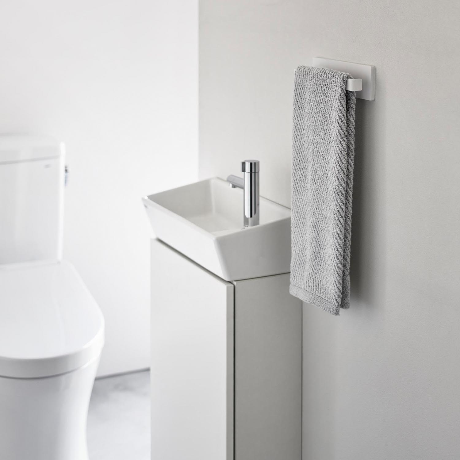 商品詳細 石こうボードピンで壁面に簡単取り付けできる幅18のタオルハンガー。タオルバーの左右の向きはお好みで取り付け可能。タオルを横からサッと簡単に掛けられます。家族間でのタオルの使い分けに！穴が目立たない石こうボードピンで壁に取り付け可能...