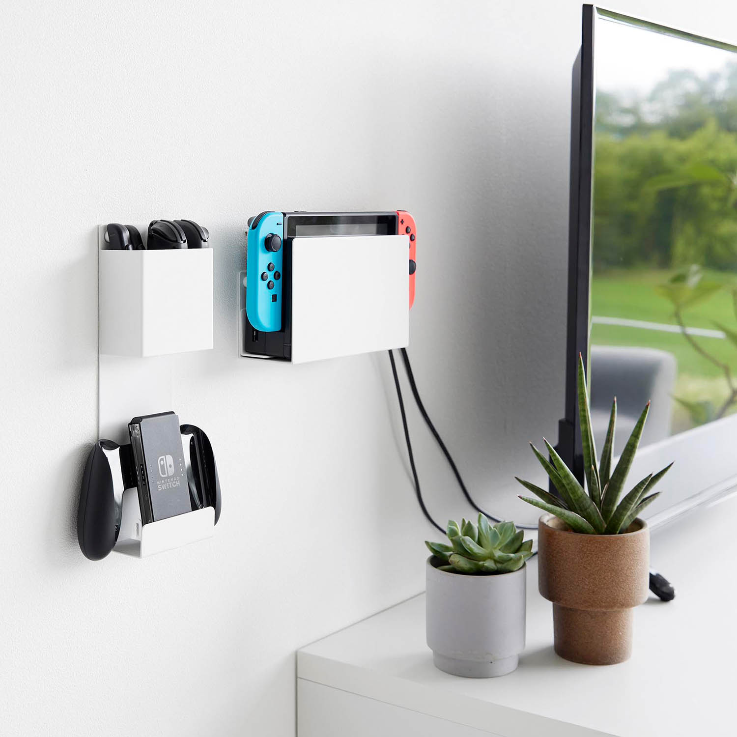 商品詳細 ゲーム機本体や周辺機器を充電しながら壁に浮かせて収納！石こうボードピンで壁に簡単取り付け。リビングで散らかりがちなゲーム機やコントローラーなどを一括収納。テレビ横で配線をつなげたままゲーム機やコントローラーなどを収納。ゲーム機本体...