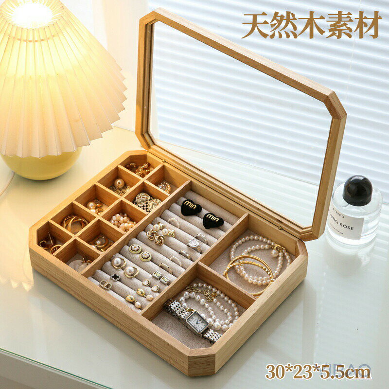 商品紹介生産国 MADE IN PRCカラー：写真とおり素材：天然木材 / ガラス天然木材を使用した高級感あるジュエリーケース。アイテム別に収納しやすいように、収納ポケットは大きさやデザインをそれぞれ変えています。ブレスレット等大型のアクセ...