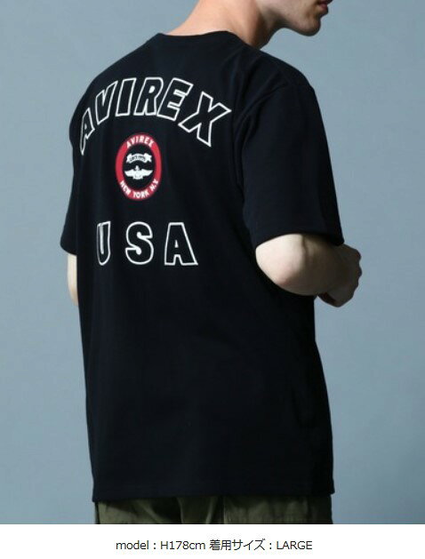 AVIREXの定番アウター、VARSITYレザージャケットのグラフィックを落とし込んだ半袖Tシャツ デザイン：バックに定番であるシグネーチャーモデルを刺繍アップリケで仕上げた1枚。 素材：薄手だがハリ感のあるコットン・ポリエステル素材を使用...
