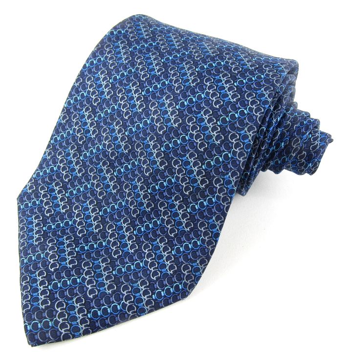 【状態追記】 若干汚れ、穴あき箇所あり 【付属品】 なし / 商品サイズ (こちらのサイズ表記は平置き採寸のサイズです。) 表記サイズネクタイ全長大剣幅小剣幅 ---約150cm約9.5cm約4cm サイズガイドはこちら /商品詳細 ブラン...