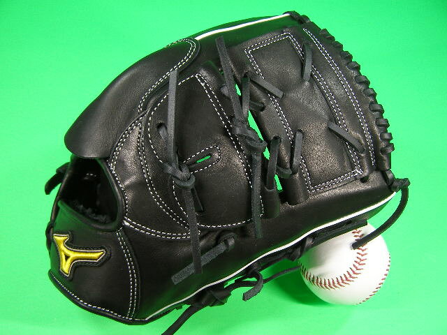 ミズノ MIZUNO 海外モデル 硬式グローブ です。 背面部のMIZUNO刺繍が目立ちます！ 手に馴染み易い、柔らかめ質感のステアハイドレザーを使用、 深いポケットでボールをしっかりと掴みたいプレイヤーにおすすめ、 捕球感の良いグローブで...