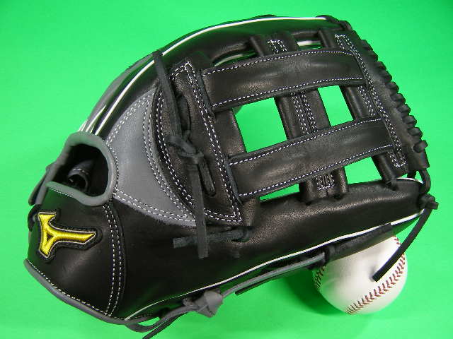 ミズノ MIZUNO 海外モデル 硬式グローブ です。 背面部のMIZUNO刺繍が目立ちます！ 手に馴染み易い、柔らかめ質感のステアハイドレザーを使用、 深いポケットでボールをしっかりと掴みたいプレイヤーにおすすめ、 捕球感の良いグローブで...