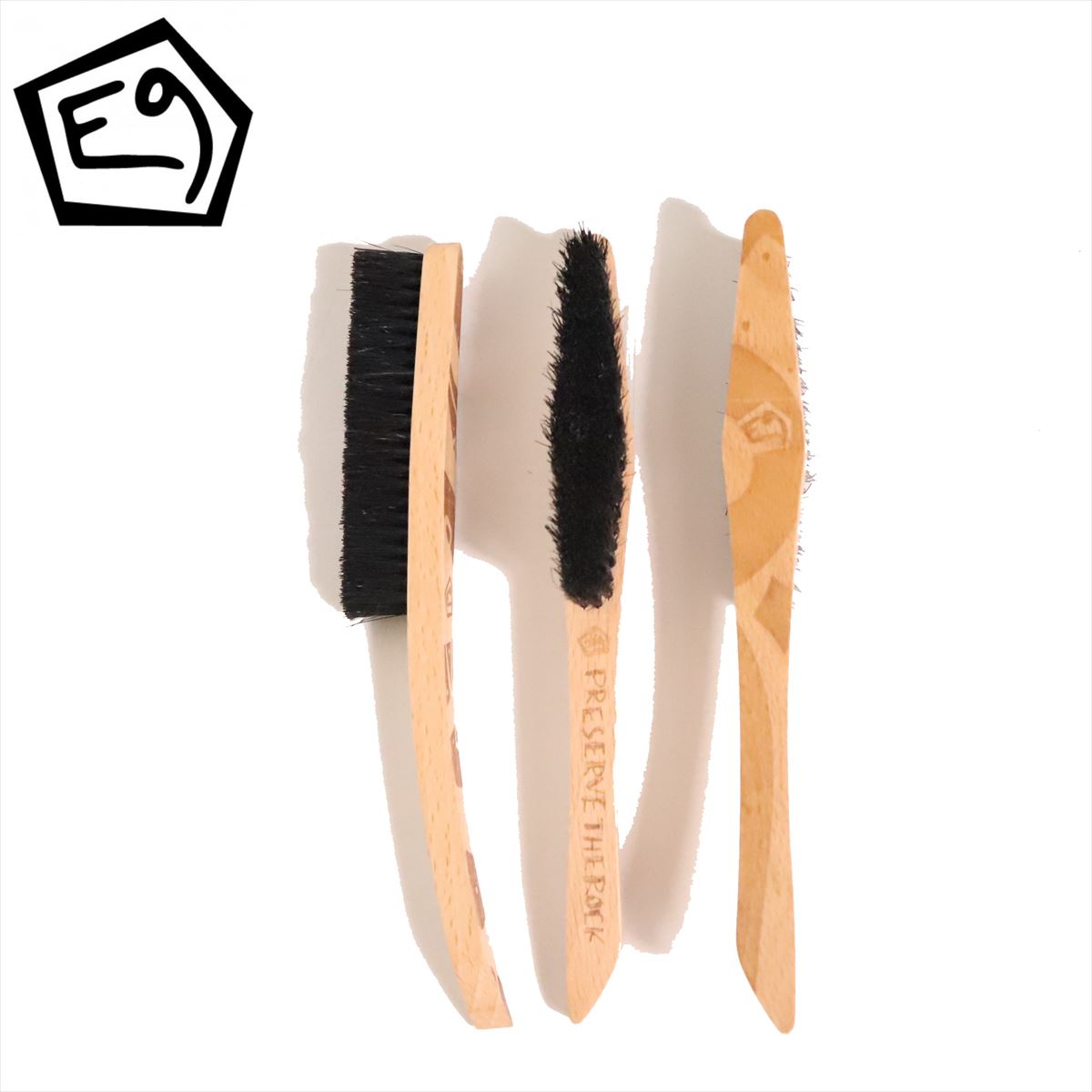【 E9 WOODBRUSH B 】 独特の形状は小さなポケットから割れ目などに特化して磨きやすいです。 手にフィットする持ち手に、毛の硬さも程良くあり、密度高め。 木のぬくもりを感じられて、おしゃれな一本。 木目調のデザインもアソートです...