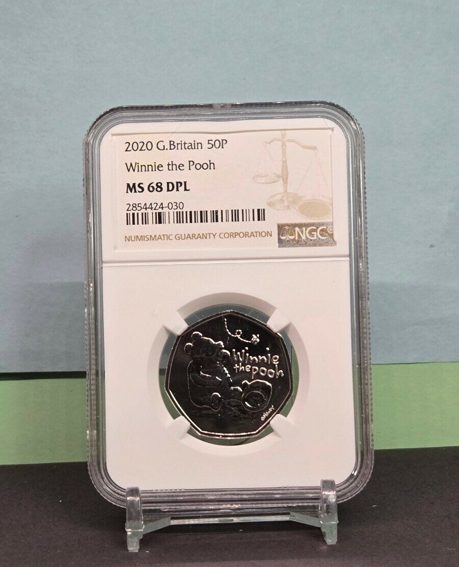 PRODUCT DETAILS 【商品情報】・鑑定機関: NGC・グレード: MS68 DPL・発行年・発行国: 2020年・イギリス・額面: 50ペンス・テーマ・シリーズ: ディズニー クラシック くまのプーさん・素材・重量: Brill...