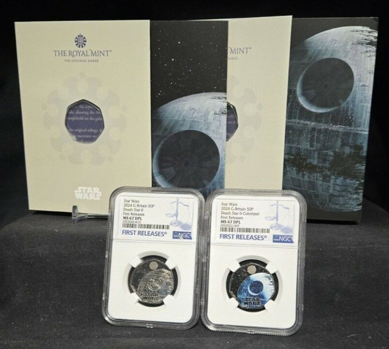 PRODUCT DETAILS 【商品情報】・鑑定機関:NGC・グレード:MS67 DPL (カラー・通常 2枚セット)・発行年・発行国:2024年 イギリス・額面:50ペンス・テーマ・シリーズ:スターウォーズ デス・スターII (第4弾)...