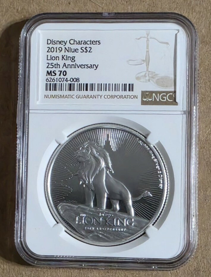 PRODUCT DETAILS 【商品情報】・鑑定機関：NGC・グレード：MS70・発行年・発行国：2019年・ニウエ・額面：2ドル・テーマ・シリーズ：ディズニー ライオンキング 25周年・素材・重量：銀・1オンス【コンディション】・第三者...