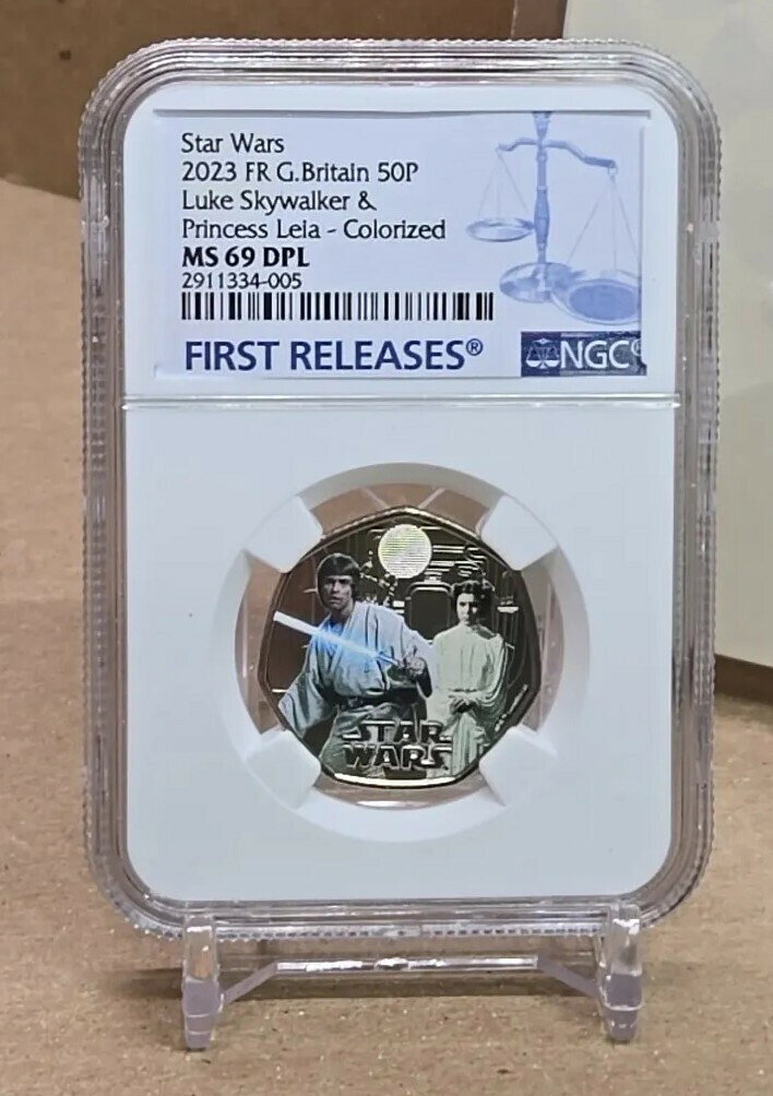 PRODUCT DETAILS 【商品情報】・鑑定機関：NGC・グレード：MS69 DPL FR・発行年・発行国：2023年 イギリス・額面：50ペンス・テーマ・シリーズ：スター・ウォーズ ルーク＆レイア・素材・重量：カラー硬貨・鑑定番号：...