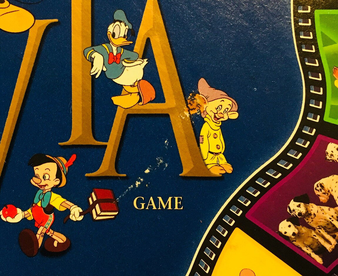PRODUCT DETAILS ディズニー トリビアゲーム ボードゲーム コレクターズ缶ケース入り パーティーグッズ おもちゃ 知育玩具【商品仕様】・ アイテム種別：トリビアゲーム・ 付属品：コレクターズ缶ケース・ 用途：パーティーグッズ、...