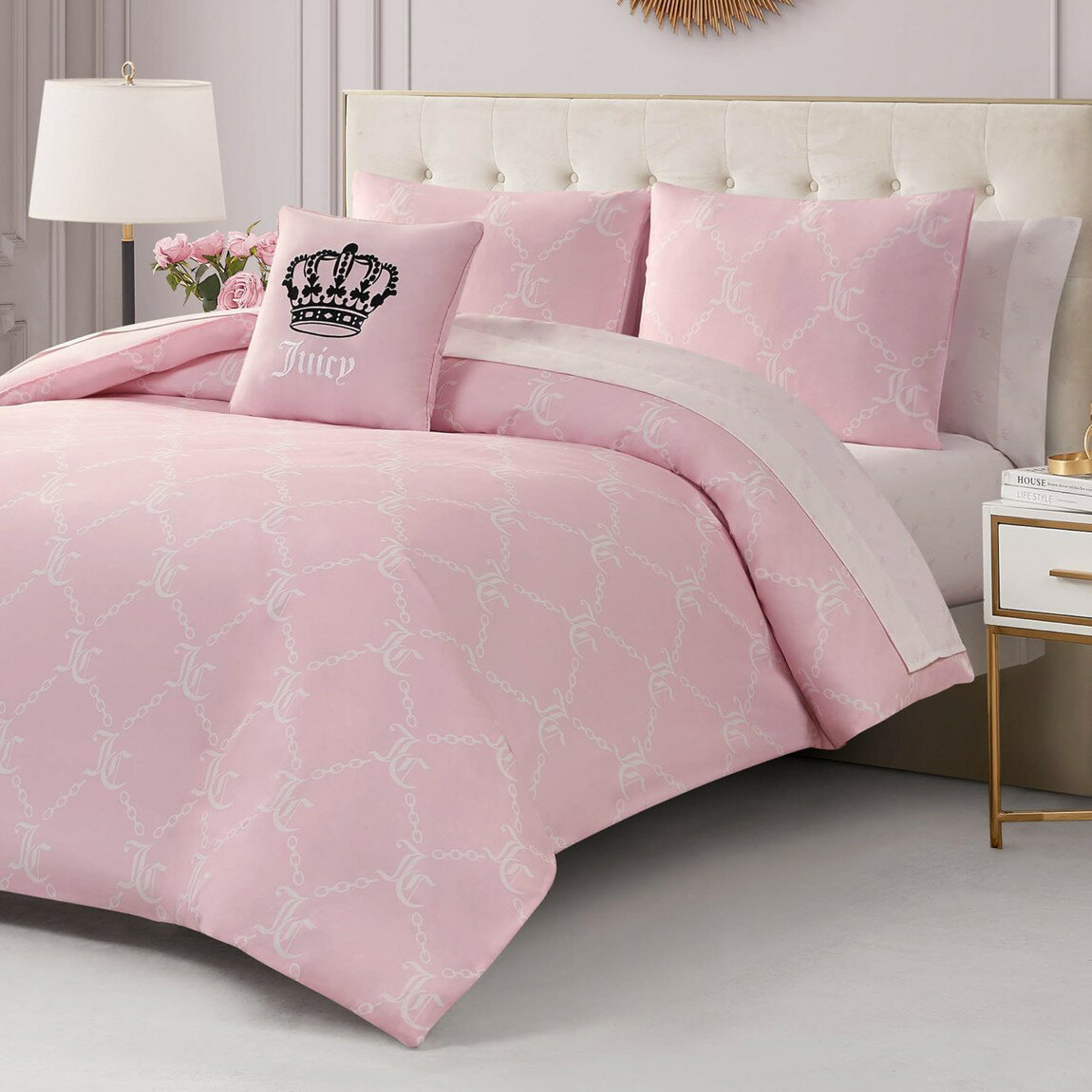 PRODUCT DETAILS ジューシークチュール Juicy Couture コンフォーターセット 8点セット ライトピンク ホワイト ロゴ プリント 掛け布団 枕カバー シーツ 寝具 布団セット【商品仕様】・ブランド：Juicy Co...