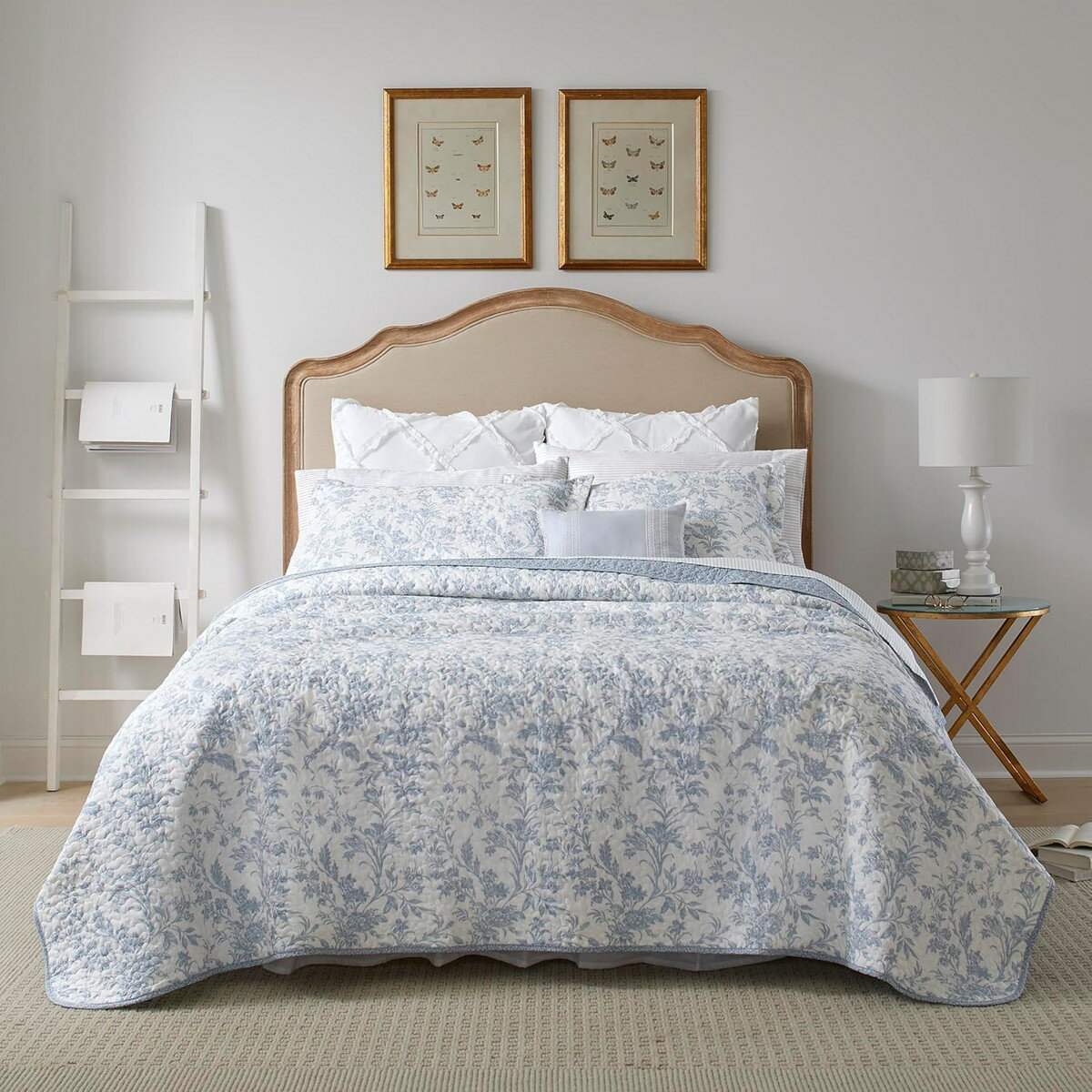 PRODUCT DETAILS Laura Ashley クイーンサイズ キルトセット ベッドカバー 3点セット アンバリーブルー 花柄 コットン 洗える 寝具【商品仕様】・ブランド：Laura Ashley・内容：キルト1枚、枕カバー2枚...
