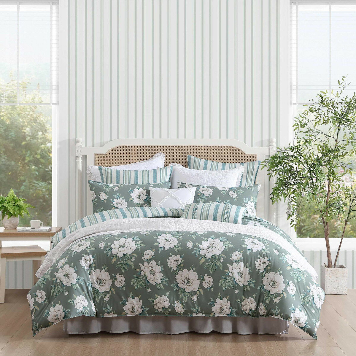 PRODUCT DETAILS Laura Ashley キングサイズ コンフォーターセット ウィズリーフローラルグリーン 花柄 ベッドカバー 布団カバー【商品仕様】・ ブランド：Laura Ashley・ サイズ：キング・ コンフォーター...