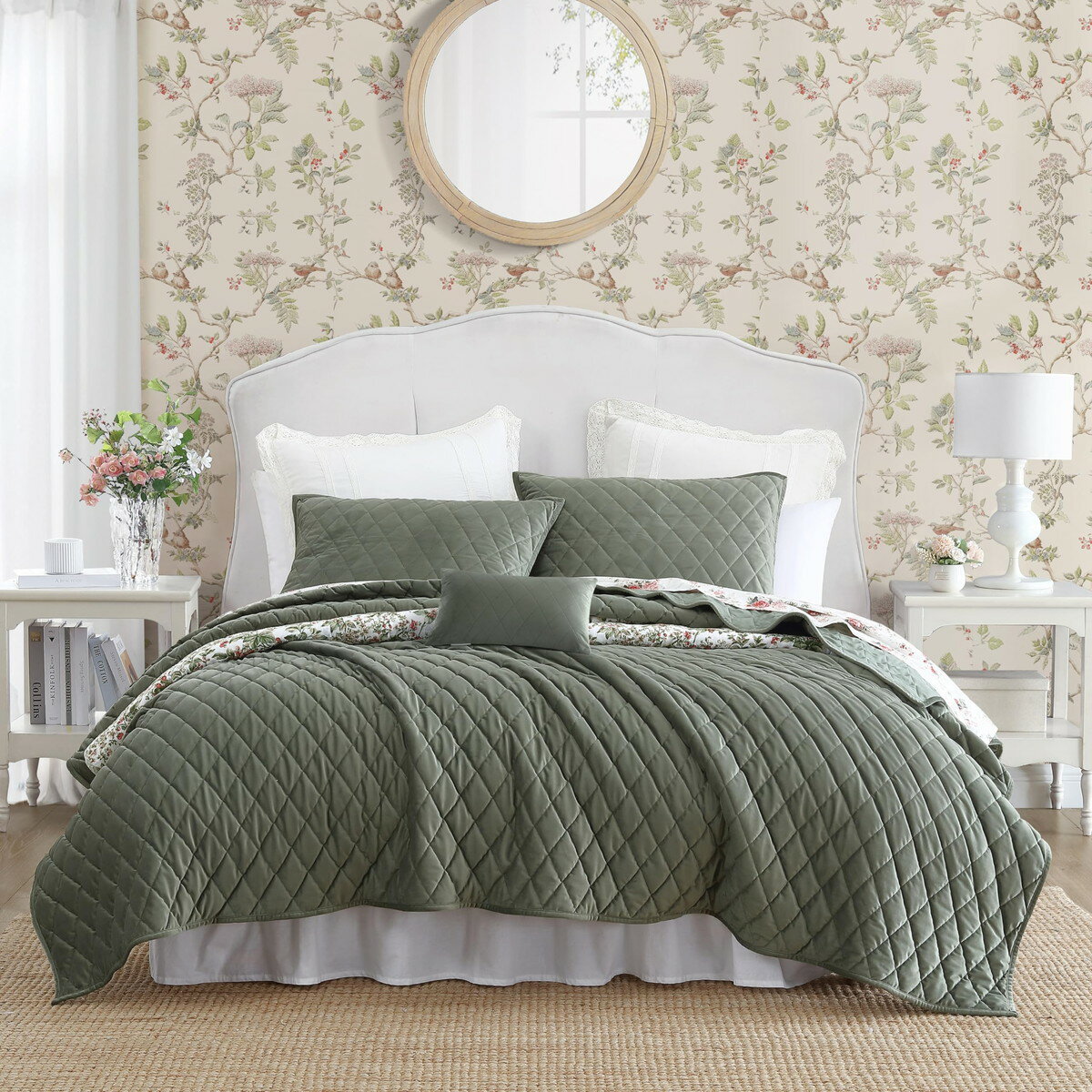 PRODUCT DETAILS Laura Ashley クイーンサイズ キルトセット ダークグリーン ベルベット リバーシブル ベッドカバー 枕カバー付き【商品仕様】・ブランド：Laura Ashley・商品カテゴリ：ベッドカバー・キルト...