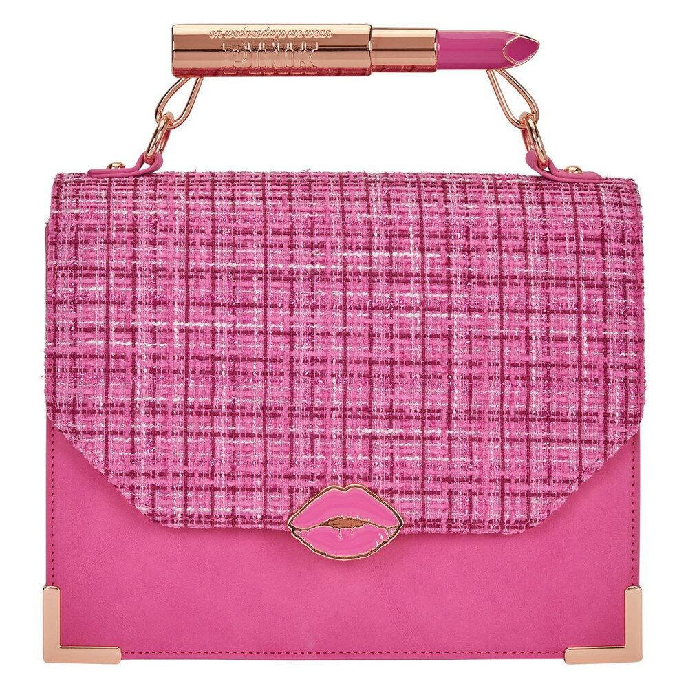 商品説明 商品の特徴・ピンク色のクロスボディバッグ・フェイクスエード素材のボディとツイード素材のフロントフラップ・キスプリント型のエナメルスナップクロージャーチャーム付き・口紅型の3Dモールドトップハンドル・フェイクレザー(ポリウレタン)製...