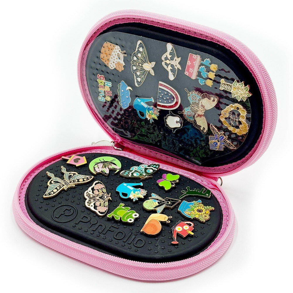 商品説明 商品の特徴・Loungefly バックパック用に設計・エナメルピンコレクションの保管と展示に対応・プレミアム素材を使用し、頑丈なカバーと背表紙で補強・両面Stick'N'Goページでピンを固定し整理・自己修復型Stick'N'Go...