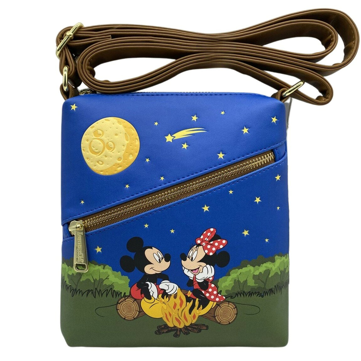 PRODUCT DETAILS Loungefly ディズニー ミッキー ミニー＆フレンズ キャンピング シーン ショルダーバッグ クロスボディ パスポートバッグ【商品仕様】・ アイテム種別：ショルダーバッグ / クロスボディバッグ・ 素材...