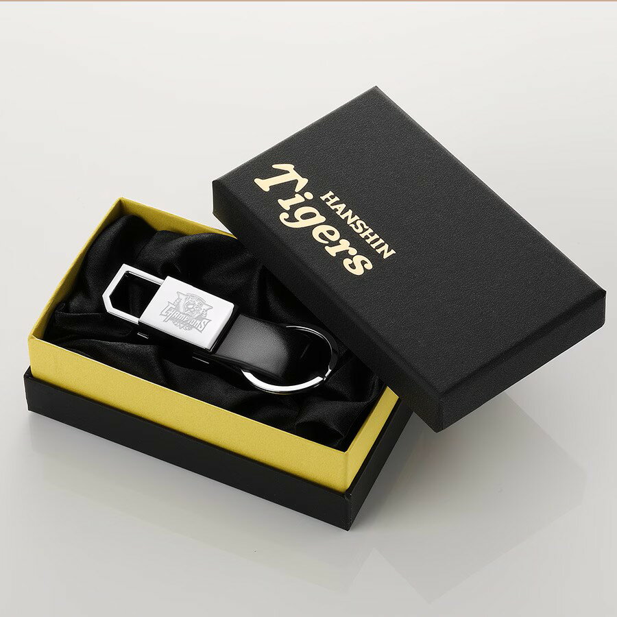 ブラックの牛革と金属が織りなす洗練された牛革キーホルダー。 熟練の職人が厳選した素材に刻印を一つひとつ施し、球団ライセンス認可の逸品として仕上げました。 リュックやバッグに装着してチャームとしてもお洒落に使えそうです。 球団ロゴ箔押しの最高...