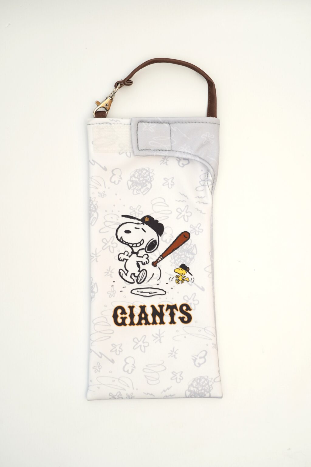 スヌーピーxプロ野球コラボ ライセンスグッズ・スヌーピー超吸水ポーチ 雨でビショビショの折り畳み傘や、水滴ボタボタのペットボトル。 かばんの中に入れられないし、持ち運びにこまりますよね。 付属の袋が小さかったり、ジッパー式の袋だとジッパーが...