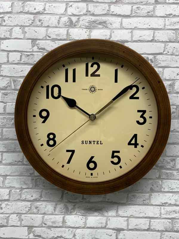 さんてる 日本製 天然木アンティーク掛け時計（アラビア文字）アンティークブラウン QL735A-ANサイズ：25×25×4.5cm重量：600g材質：天然木、ポプラ材ムーブメント：SKP製スイープクオーツムーブメント電池：マンガン単三