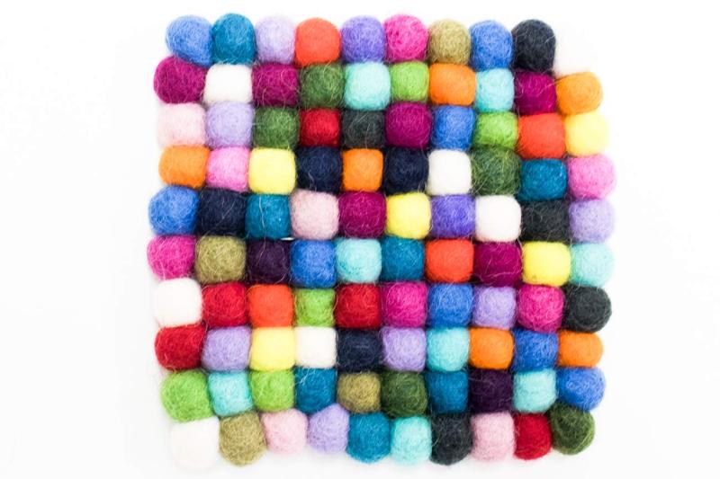 デコランド (DEKO RANDO) フェルト コースター マルチ 2枚セットサイズ：約10×10(cm)(1cmのフェルトボールを10列×10列)素材：ウール 100%ブランド：デコランドブランド国:　フィンランド原産国： ネパール