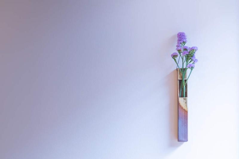 京都 花明かり 一輪挿し 花瓶 壁掛け 信楽焼 陶器 花器 フラワーベース 3種類モダンな暮らしの中に、一点の和の癒やしをご提案。 玄関やリビングに花のある、自然と調和した豊かな暮らし。 洋風なお家にもピッタリ合う、壁掛け用一輪挿しです。素...