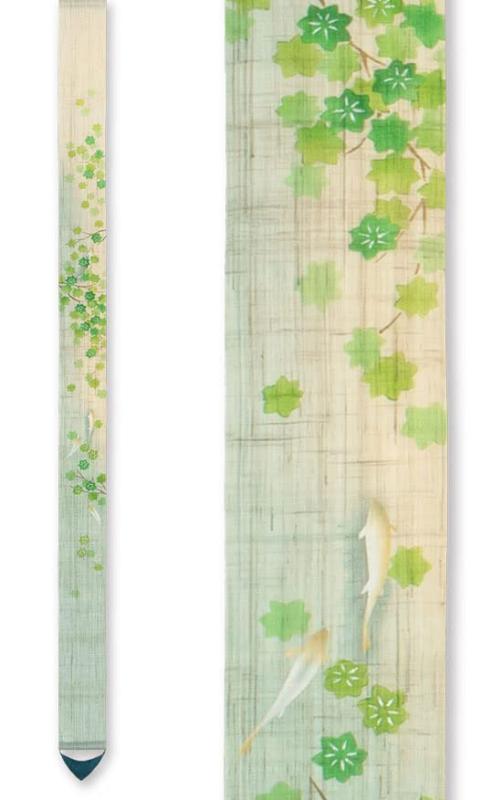 細タペストリー『鮎に青紅葉』 麻100％ 手染め インテリア タペストリー 壁掛け 夏サイズ：約10×170cm（重り除く）材質：麻100％、棒：白樺 / 企画・デザイン：日本、生産：中国壁取り付け用ネジは付属しておりません。/トムソン箱（...