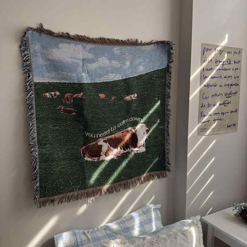 「You Need to Calm Down」ユーモラスな牛柄,癒し系,フリンジ付き 織りタペストリー,90X90cmサイズ: 約90cm x 90cmの正方形で、壁面のアクセントとして飾りやすい大きさです素材: 織りタペストリーのため、生...
