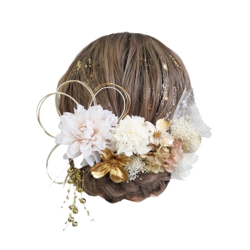 [Lomeri] ロメリ 髪飾り 造花 成人式 卒業式 振袖 結婚式 和装 A492淡いピンクのダリアを主役に、白とゴールドのパーツを合わせた上品な髪飾りです。 ふわっと優しい色味の中に、ゴールドのきらめきがさりげなくアクセントになり、晴れ...