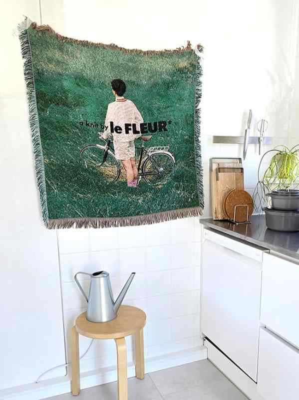 Le Fleur アートタペストリー, グリーン, フリンジ付き壁掛け, 自転車アート, レトロデザイン, 室内装飾用デザイン: レトロなスタイルの自転車アートをフィーチャーした緑色のタペストリー、シンプルでモダンな雰囲気を演出素材と仕上げ...