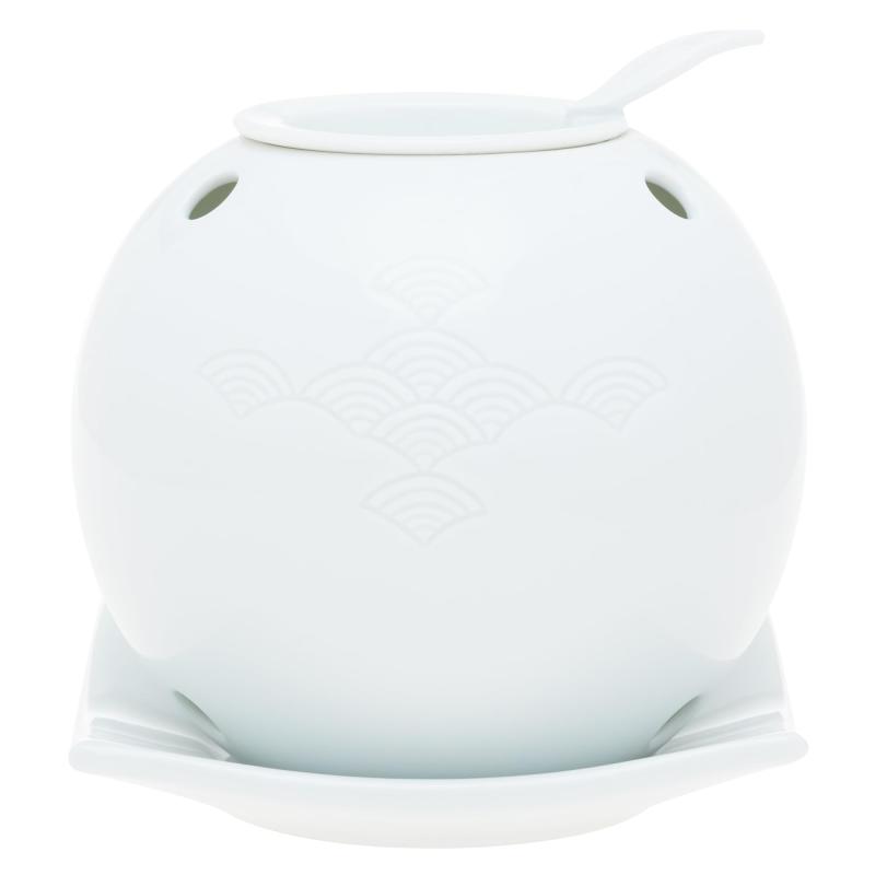 平戸松山窯 茶香炉 陰刻手青海波 世知原茶10g入り 直径10×高さ11cm平戸松山窯とは : 三川内皿山に祀られる高麗媼(こうらいばば)を祖先とし、その流れを脈々と今に引き継いでいる。江戸時代以来、みかわち焼を代表する繊細な染付の器をつく...