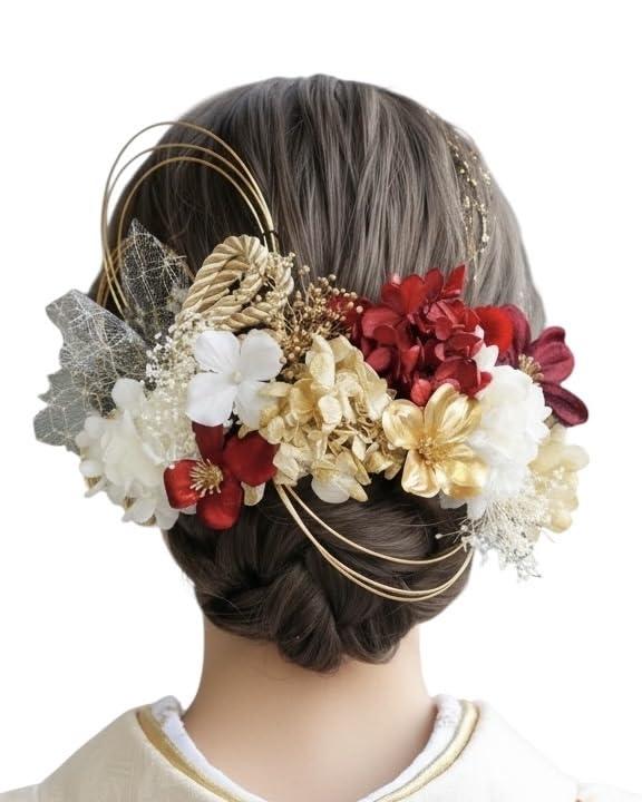 ドライフラワー 髪飾り 卒業式 袴 成人式 振袖 結婚式 和装白とゴールドを基調に、さまざまな花材を丁寧に組み合わせた華やかなヘッドパーツです。 繊細なレースや煌めく水引が立体感を演出し、見る角度によって表情が変わるのも魅力。 上品なゴール...