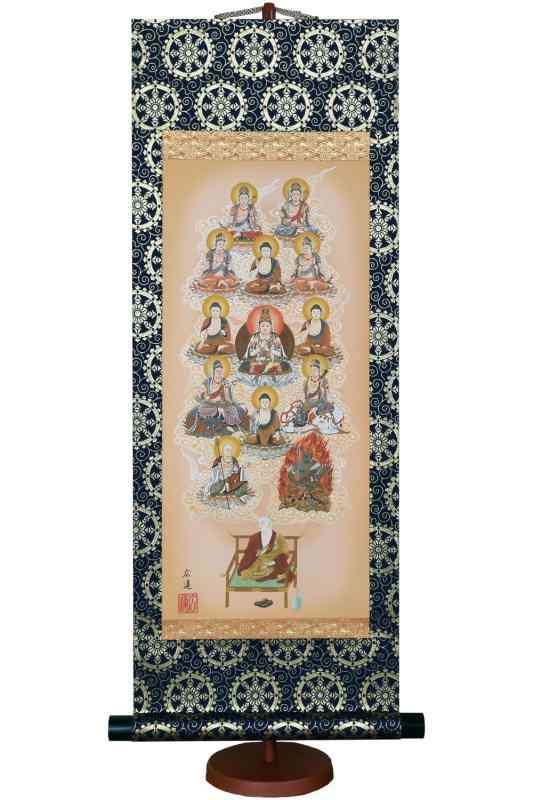 晴れの街ギャラリー 掛け軸 真言十三佛 田中広遠 ミニ掛軸 飾りスタンド付き （大サイズ） 75cm荘厳な格調高い趣をそのままにお手頃なサイズに仕上げました。居住空間や使用目的に合わせ場所を選ばすお飾り頂けますサイズ： 大サイズ 高さ75 ...
