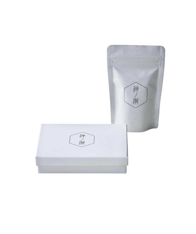 神ノ潮 盛り塩用レフィル紙箱に収められた塩御塩は、三重県の深海で採取した海洋深層水のみを使用。天照大御神をお祀りする伊勢神宮内宮へ奉納させて頂いております