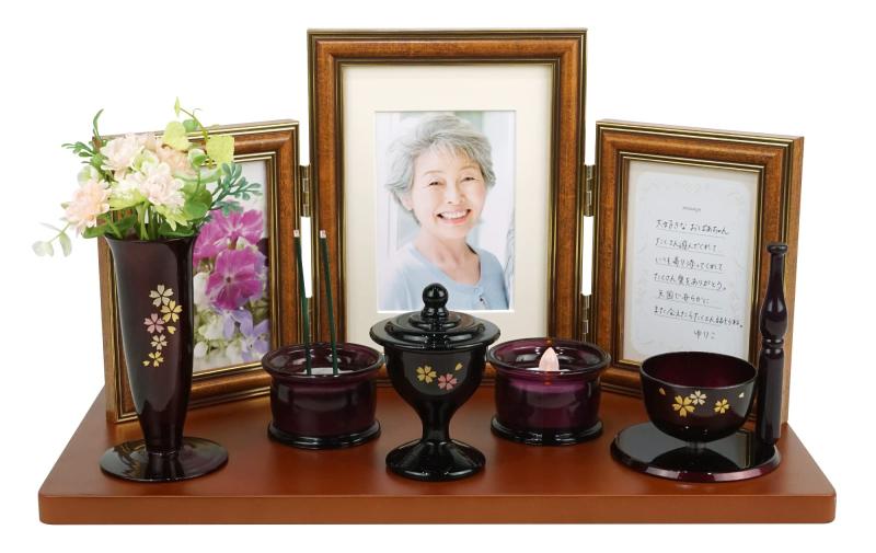 VANJOH 手元供養三面額CA+木製飾り台L3921BR+仏具・花4点セットWI+LEDローソク・線香2点セットWI 106758【手元供養3面額】本体：樹脂製　面材：樹脂　対応サイズ：L判/2L判　外寸：402×208×17mm（見開き...