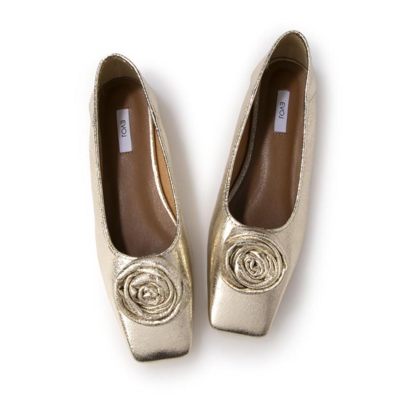 [イーボル] パンプス スクエアローズフラットパンプス レディース IW5376今期トレンドのローズモチーフ。あえてカジュアルさがでるよう、スクエアのシルエットを採用いたしました。フラットなので、カジュアル感があり、意外にどのお洋服にも合わ...