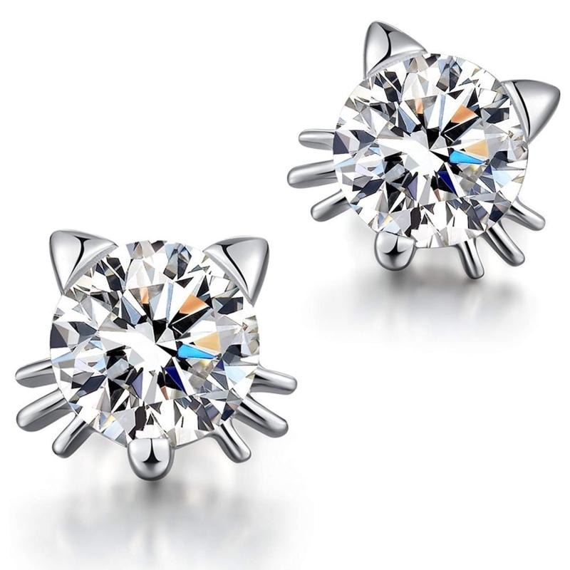 LOVES(ラブズ) ピアス CZダイヤモンド 猫型 ヒゲ付き キラキラ シルバー ギフトキラキラとした輝きが高級感のあるジルコニア素材。 ねこちゃんの顔型モチーフピアスです。 ねこの耳と3本おひげも付いた、心憎いキュートなデザインです猫モ...