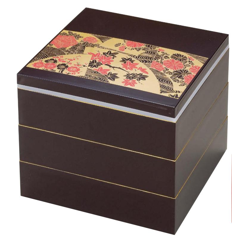 割烹漆器 若泉漆器 お重箱 ﻿7寸大和重 新溜内朱渕金 華暦3段 H-151-95A「華暦（はなごよみ）」という、美しい草花の模様が描かれたデザインです。重箱の内側の色が朱重箱の縁に金色の装飾が施されています。